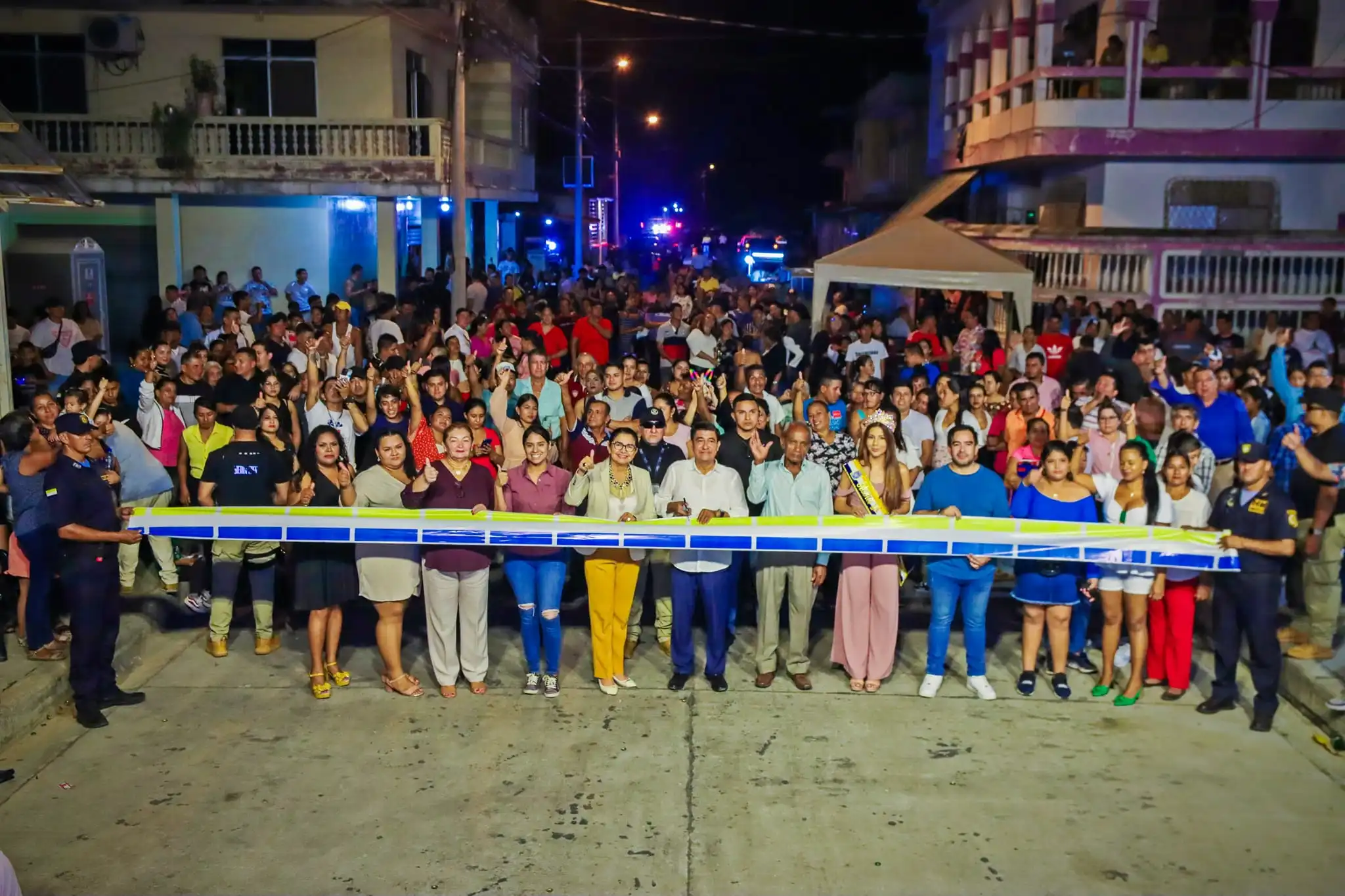 Junto a la comunidad de Flor de María bailamos sobre las nuevas calles ...